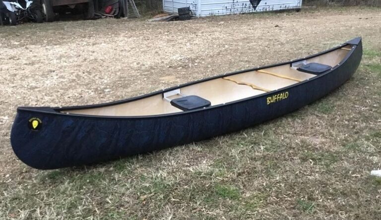 8 Best Solo Canoes to Strike out on Your Yolo Adventures!