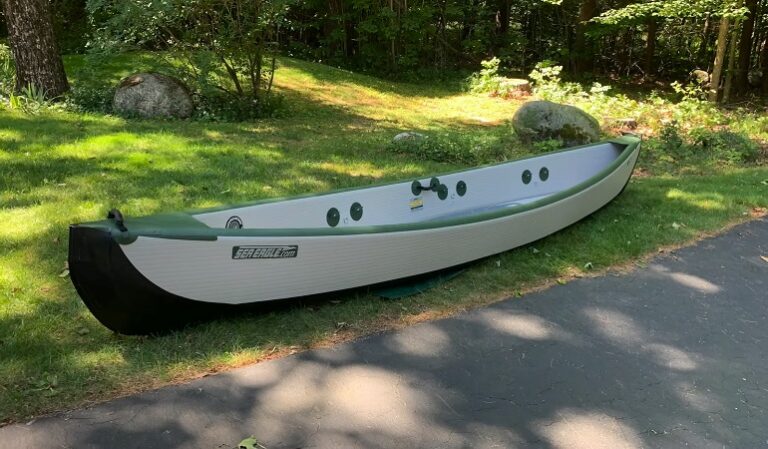 8 Best Solo Canoes to Strike out on Your Yolo Adventures!
